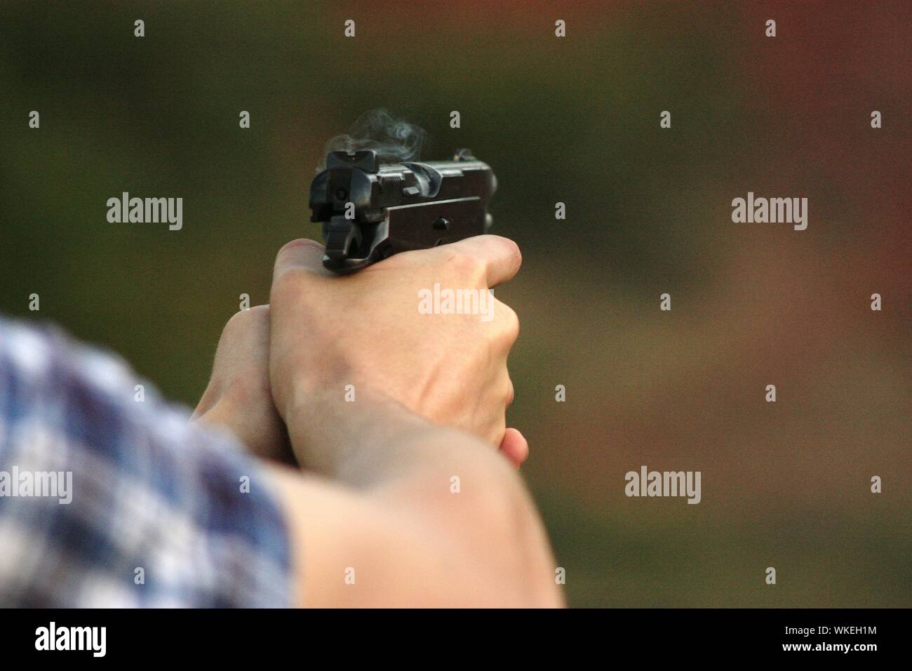 Hands with gun hi-res stock photography and images - Alamy