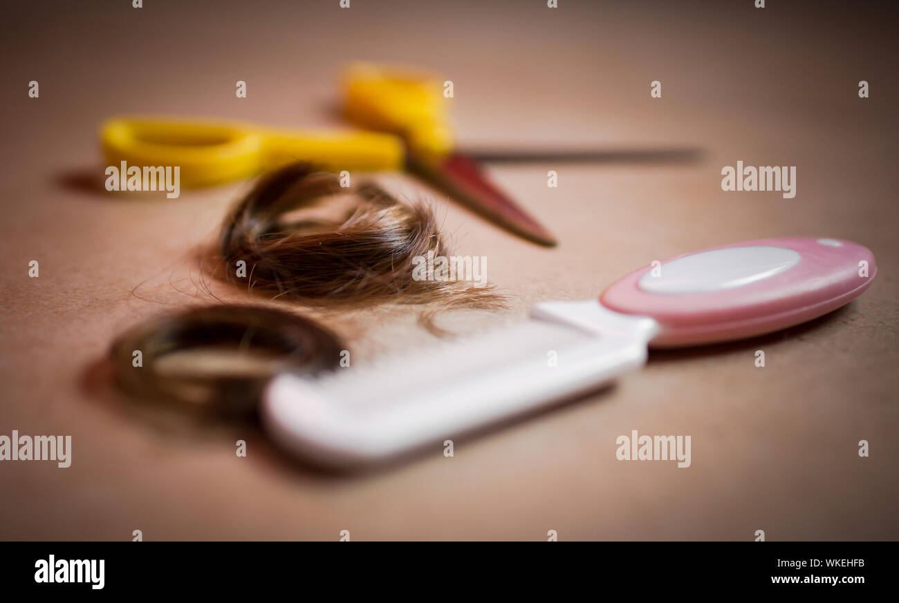 Hair comb hi-res stock photography and images - Alamy