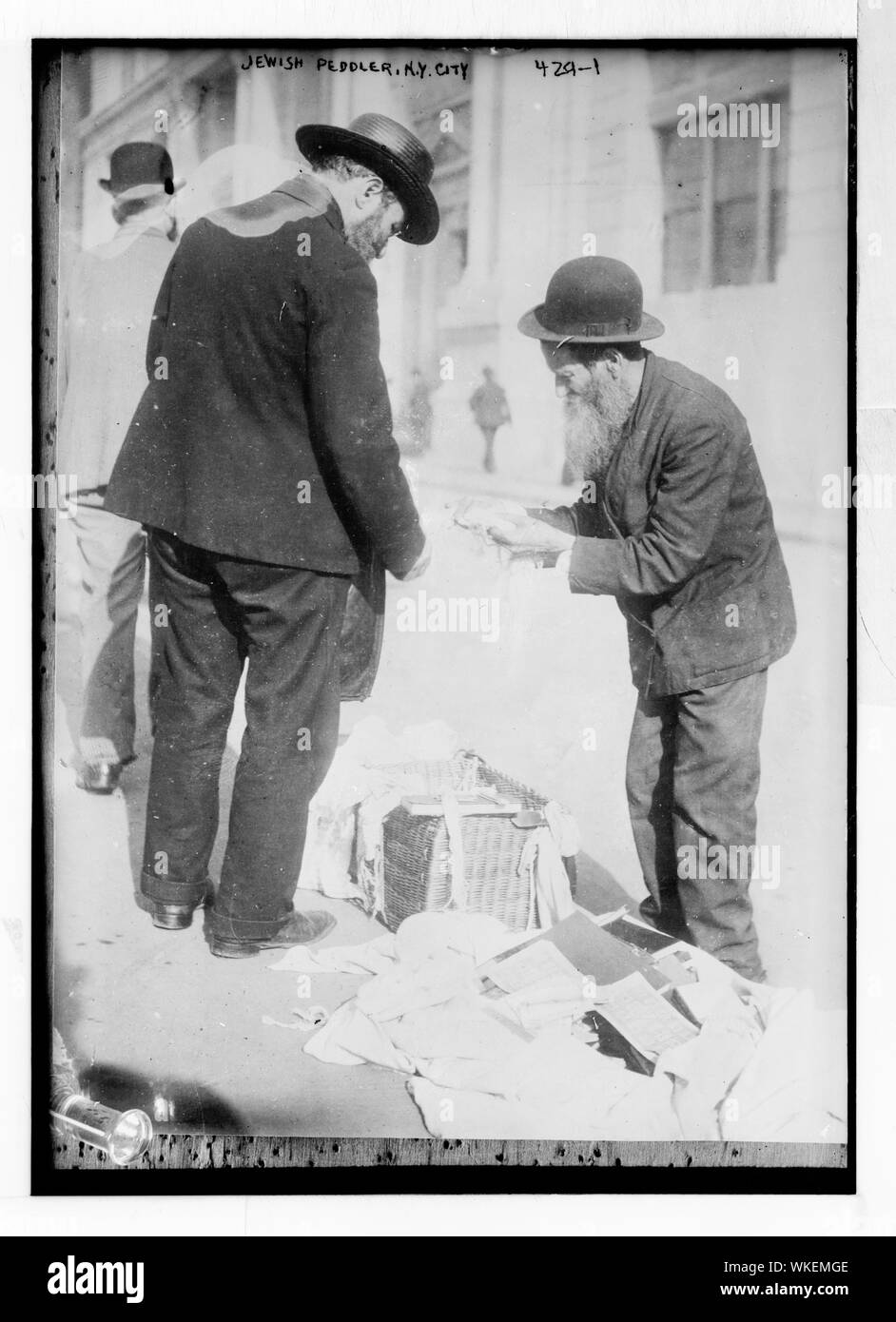 Jewish peddler hi-res stock photography and images - Alamy