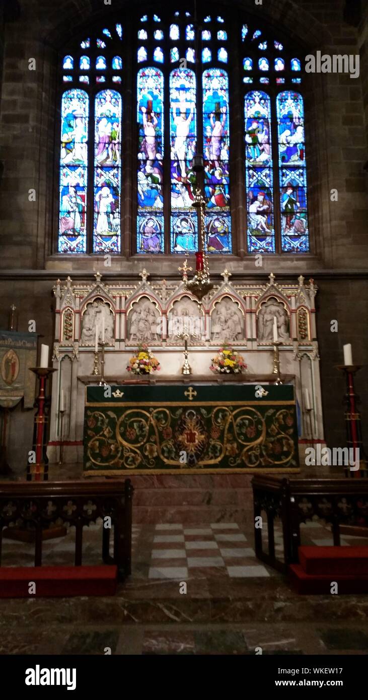 Altar stained glass window hi-res stock photography and images - Alamy