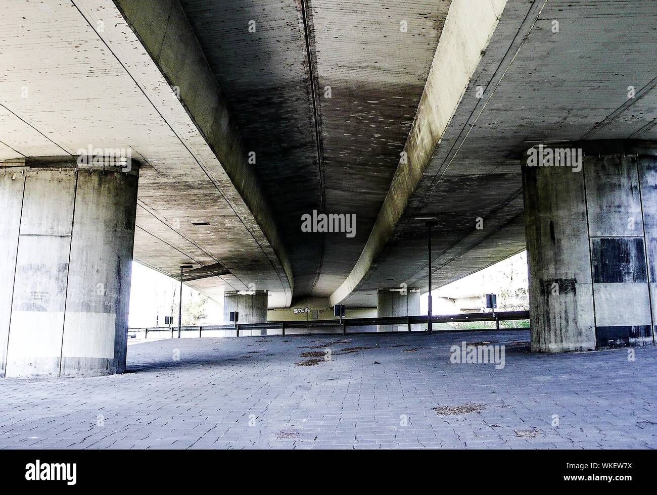 Columns road hi-res stock photography and images - Alamy