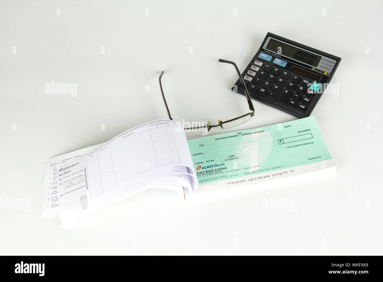 Open cheques hi-res stock photography and images - Alamy