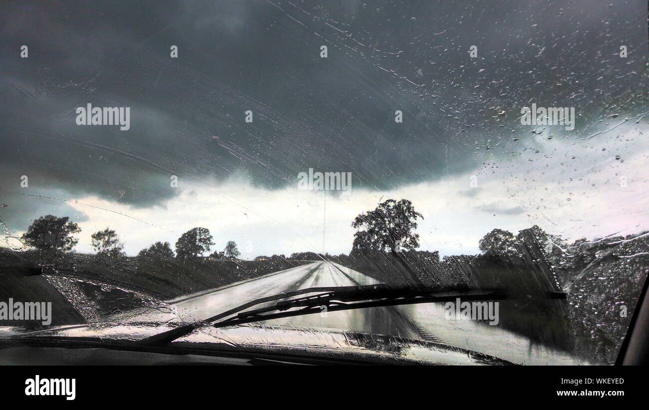 View through rain on windshield hi-res stock photography and images - Alamy