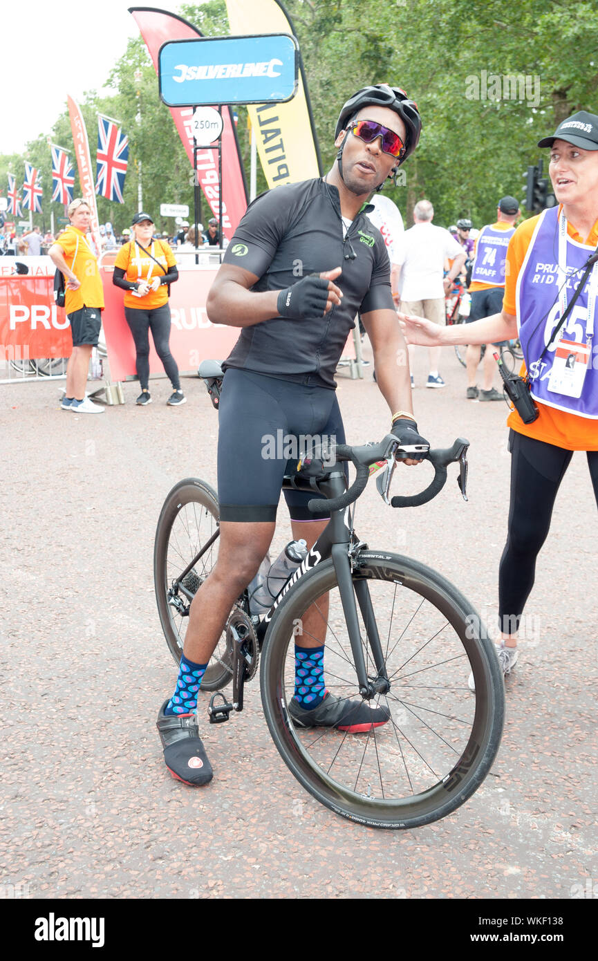 Celebrity cyclists cross the finish line on the Mall after completing ...
