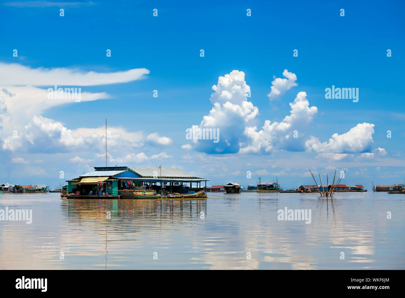 The floating village on Tonle Sap lake Stock Photo - Alamy