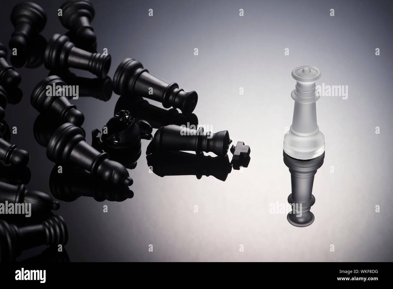 Chess pieces fallen hi-res stock photography and images - Alamy