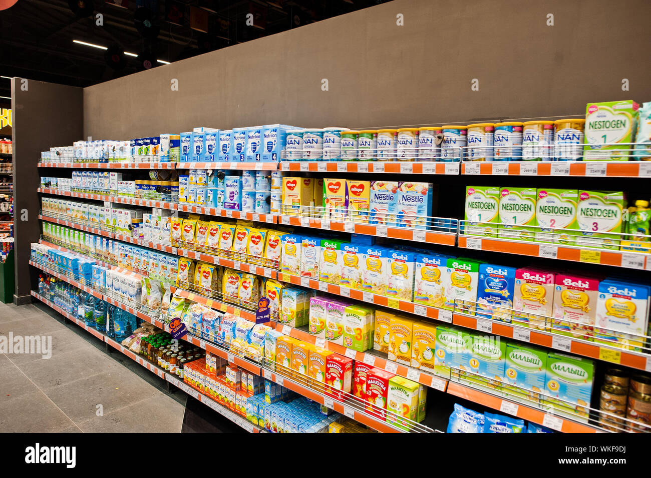 Baby formula milk on shelf hi-res stock photography and images - Alamy