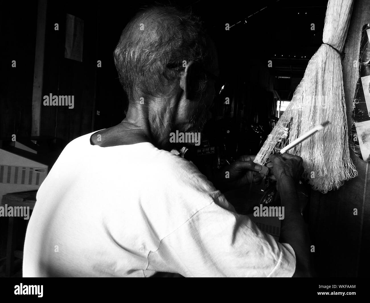 Senior man workshop hi-res stock photography and images - Alamy