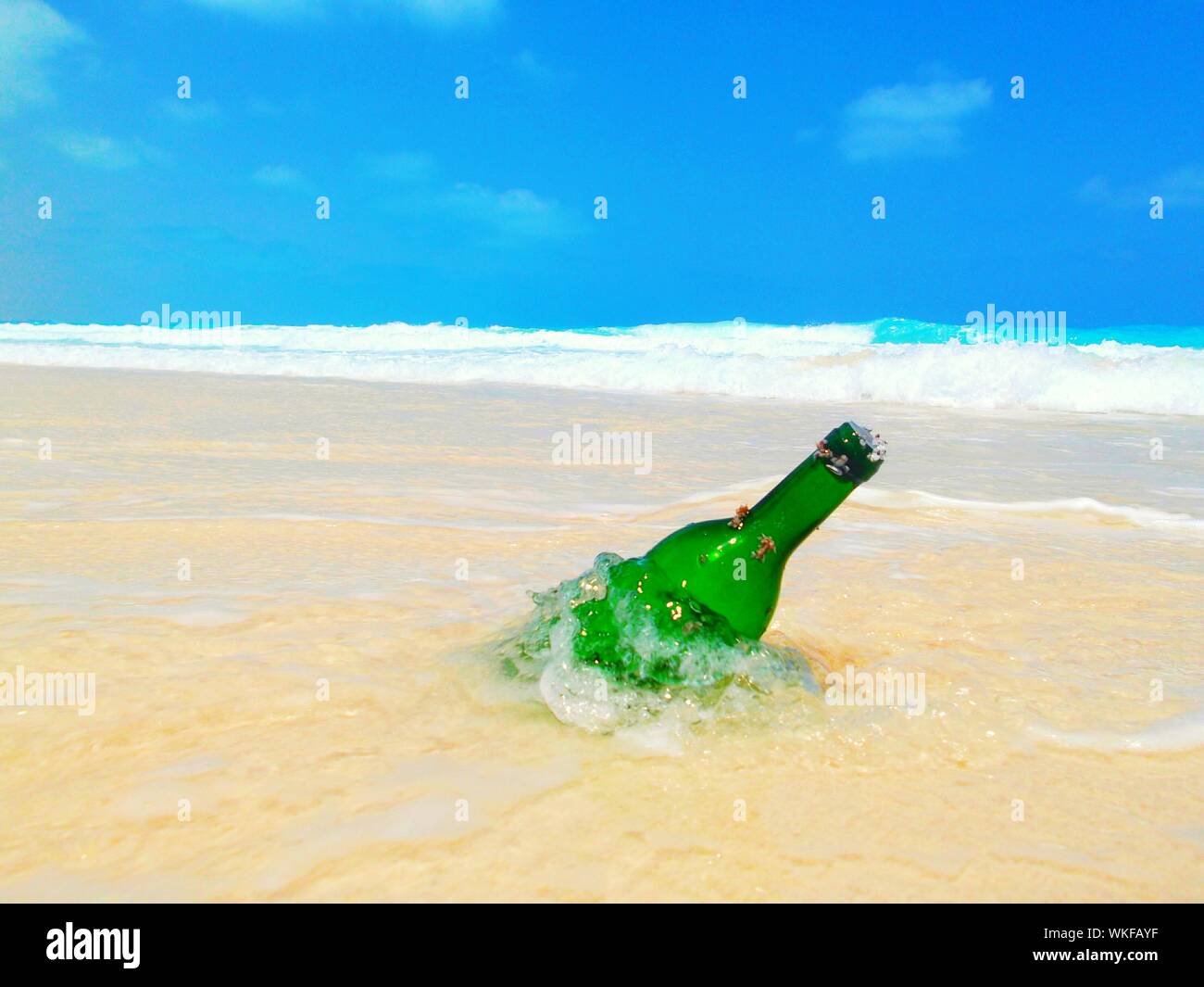 Beach scene in bottle hi-res stock photography and images - Alamy
