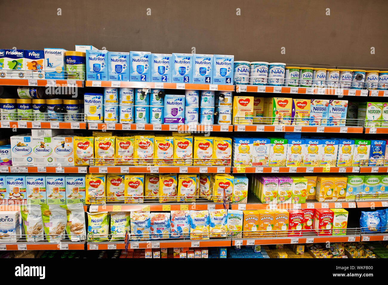 Baby formula milk on shelf hi-res stock photography and images - Alamy