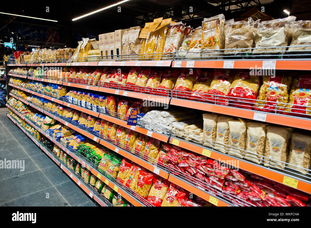 Pasta spaghetti supermarket shelf hi-res stock photography and images ...