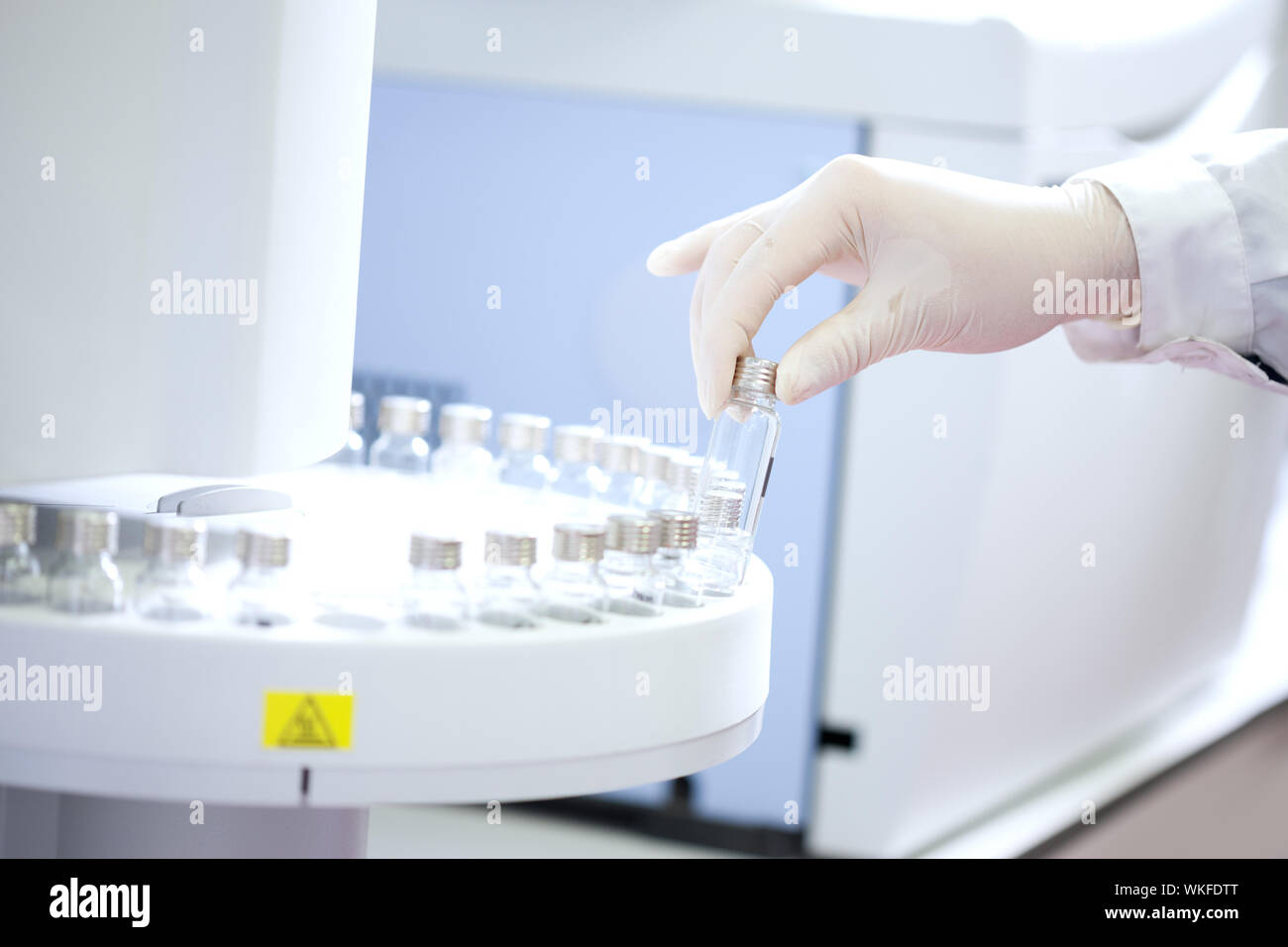 Technician loading sample vials in autosampler rack Stock Photo - Alamy