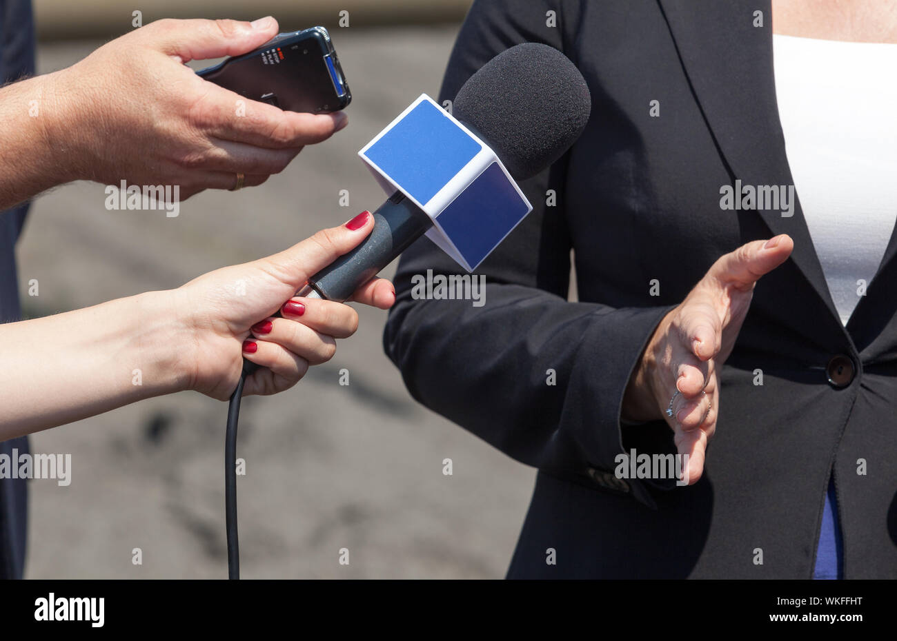 Reporter Microphone Stock Photos & Reporter Microphone Stock Images - Alamy