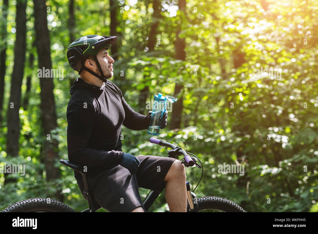 Man drinking water mountain biking hi-res stock photography and images ...