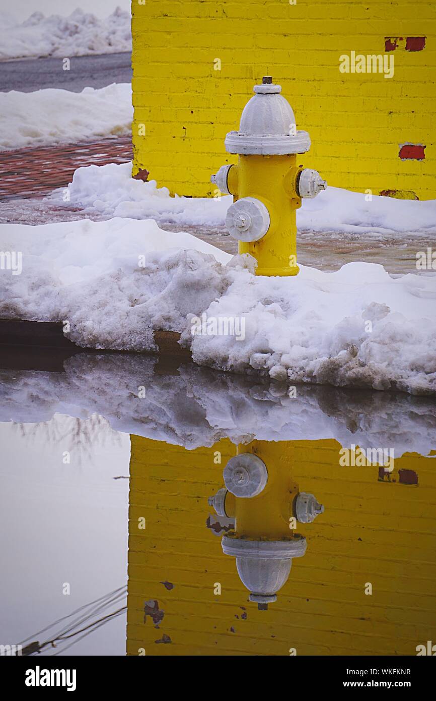 Fire hydrant in snow hi-res stock photography and images - Alamy