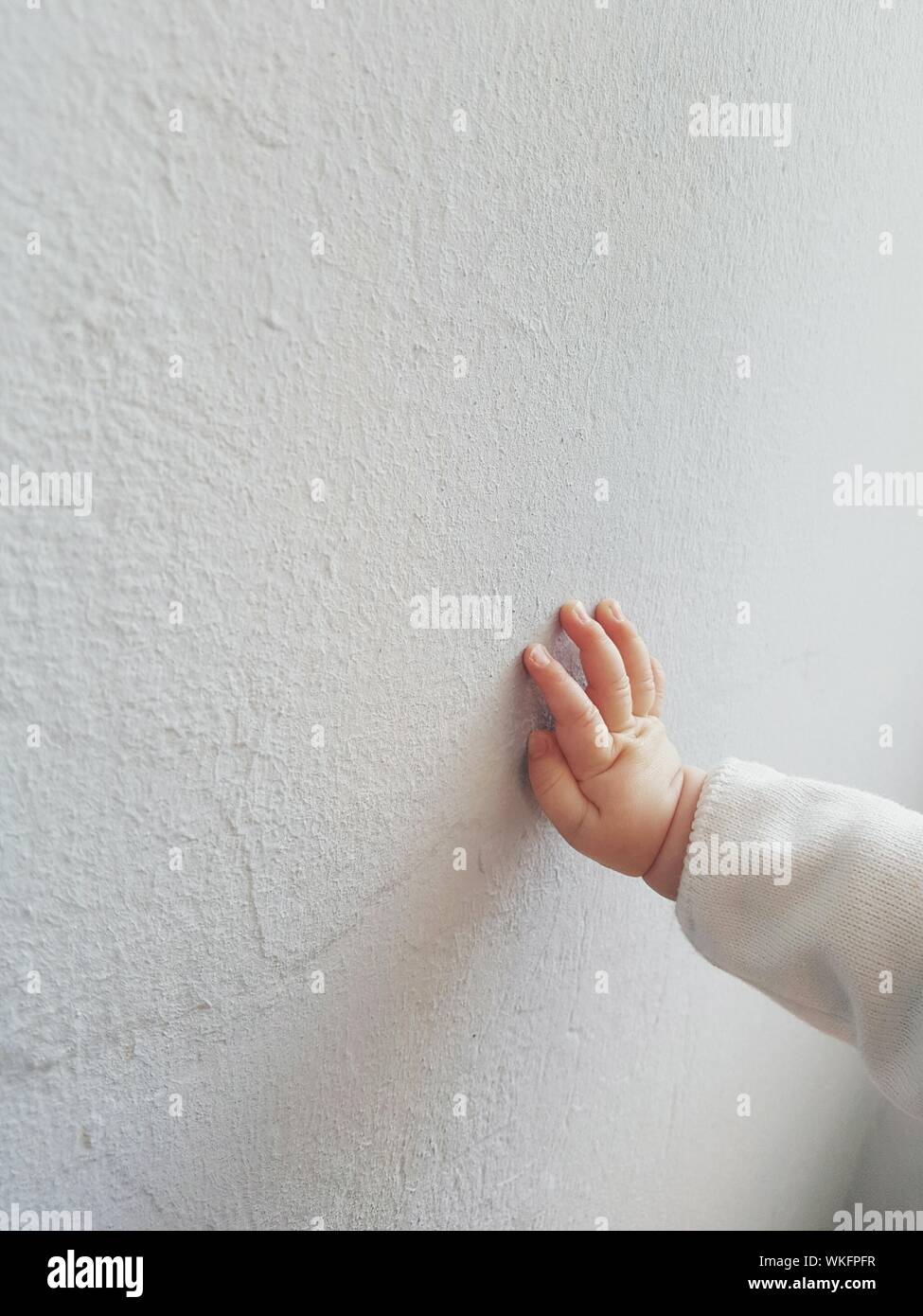 Baby touching wall hi-res stock photography and images - Alamy