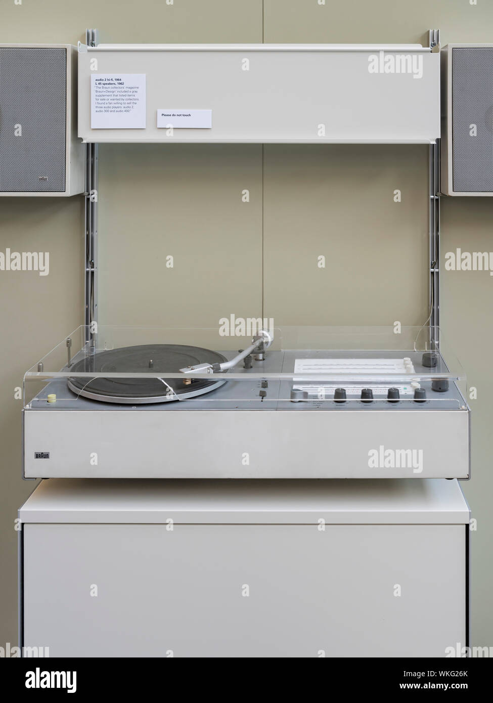 Iconic 20c Braun Audio 2 hi-fi with turntable and radio on a Vitsoe ...