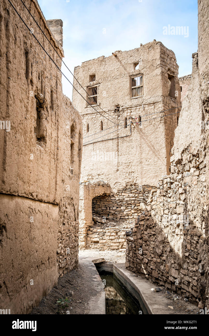 Image of narrow alley in Birkat al mud in Oman Stock Photo - Alamy