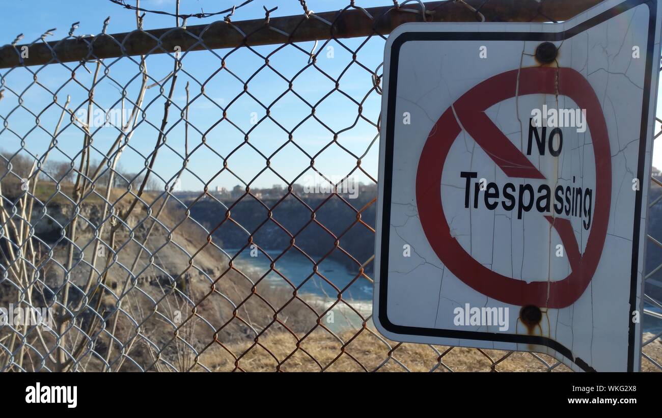 No trespassing sign on fence hi-res stock photography and images - Alamy