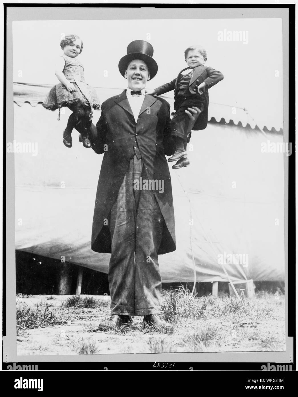Vintage circus performer hi-res stock photography and images - Alamy