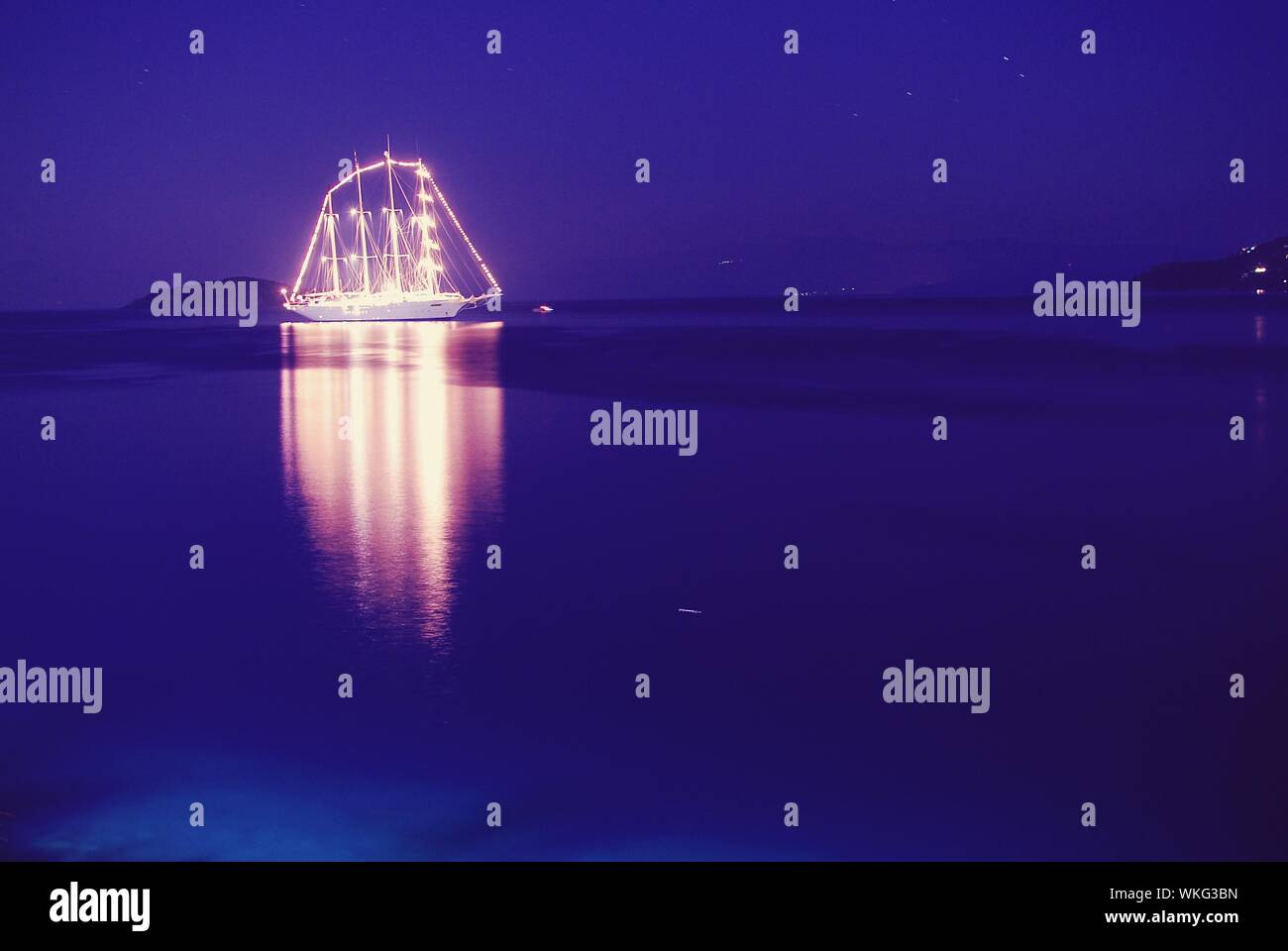 Ship night sea hi-res stock photography and images - Alamy