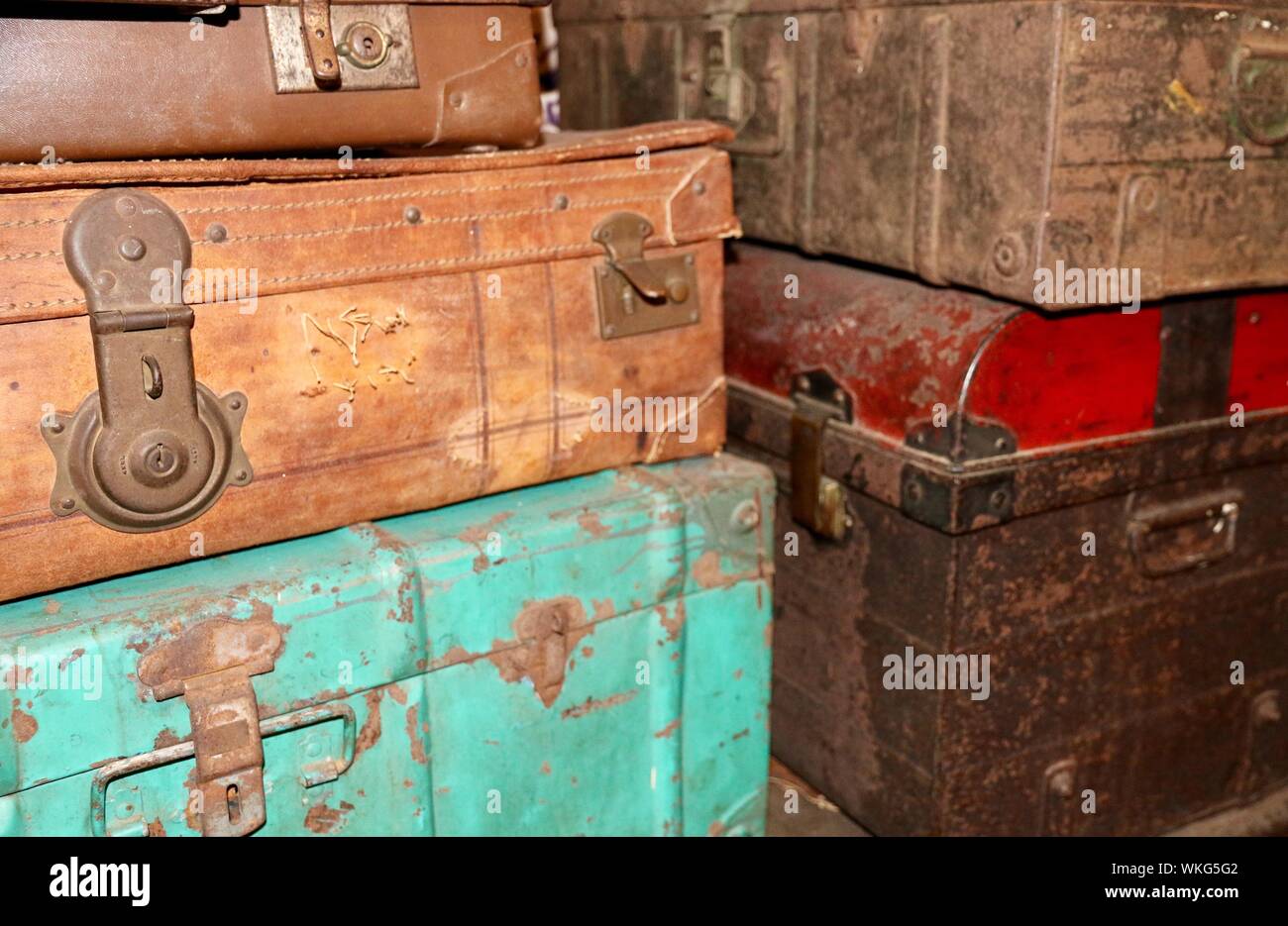Old fashioned trunks hi-res stock photography and images - Alamy