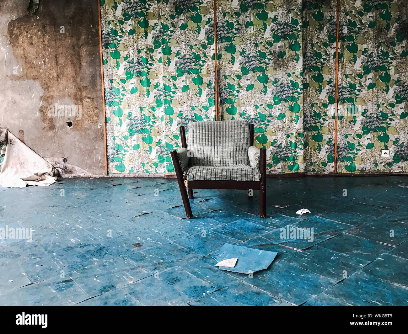 Old broken chair hi-res stock photography and images - Alamy