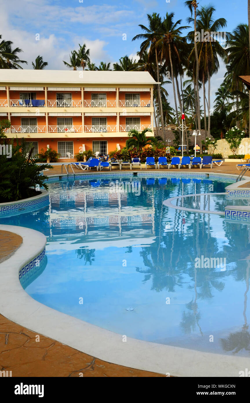 Swimming pool and accommodation at tropical resort Stock Photo - Alamy