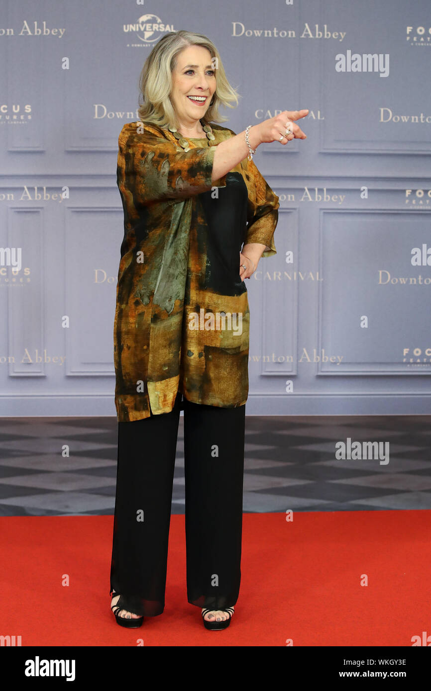 Downton abbey the movie phyllis logan hi-res stock photography and ...