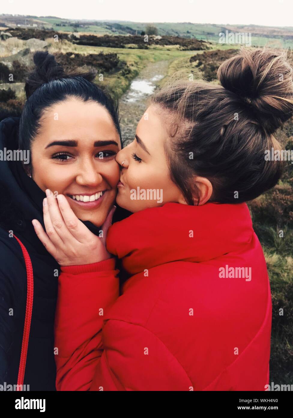 Kissing women hi-res stock photography and images - Alamy