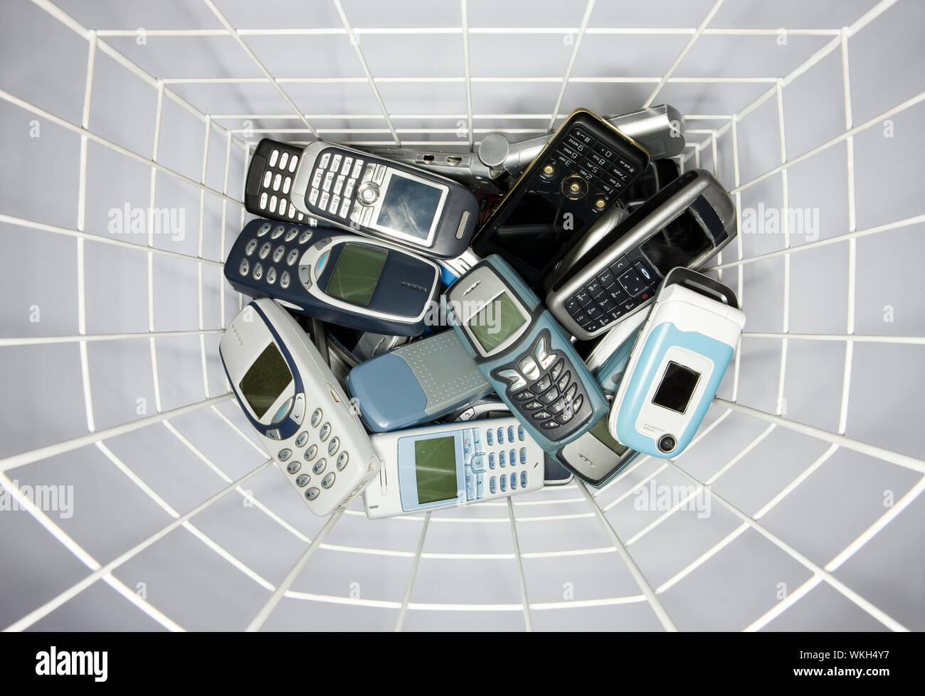 Cellphones recycle hi-res stock photography and images - Alamy