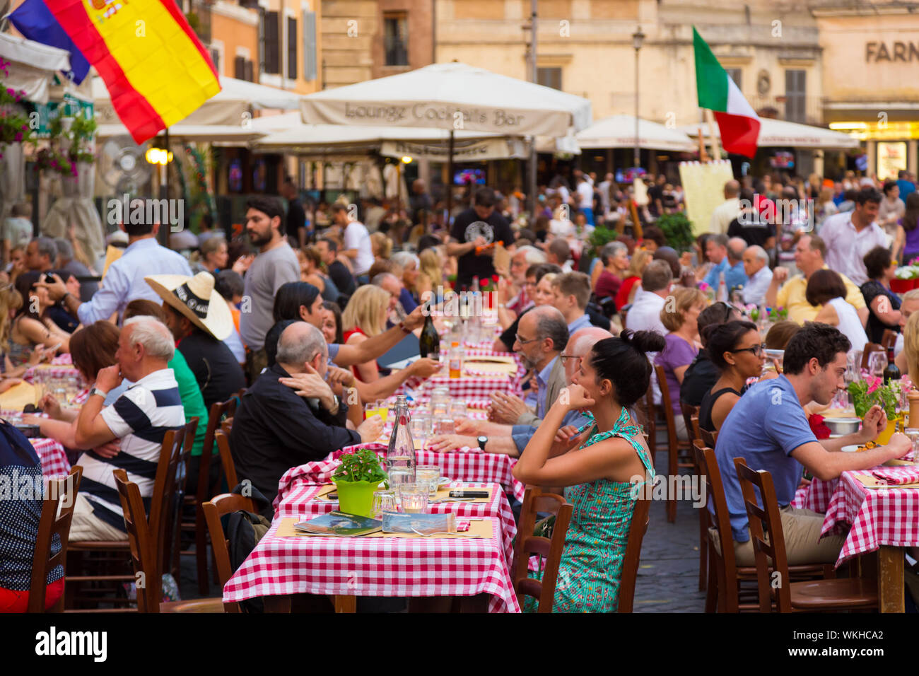 Busy roman restaurant hi-res stock photography and images - Alamy
