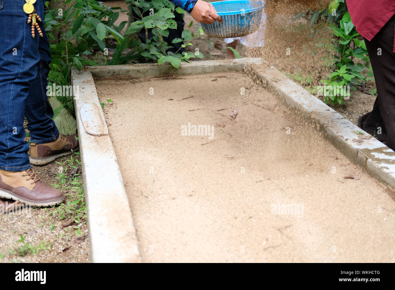 Hand pouring sand hi-res stock photography and images - Alamy