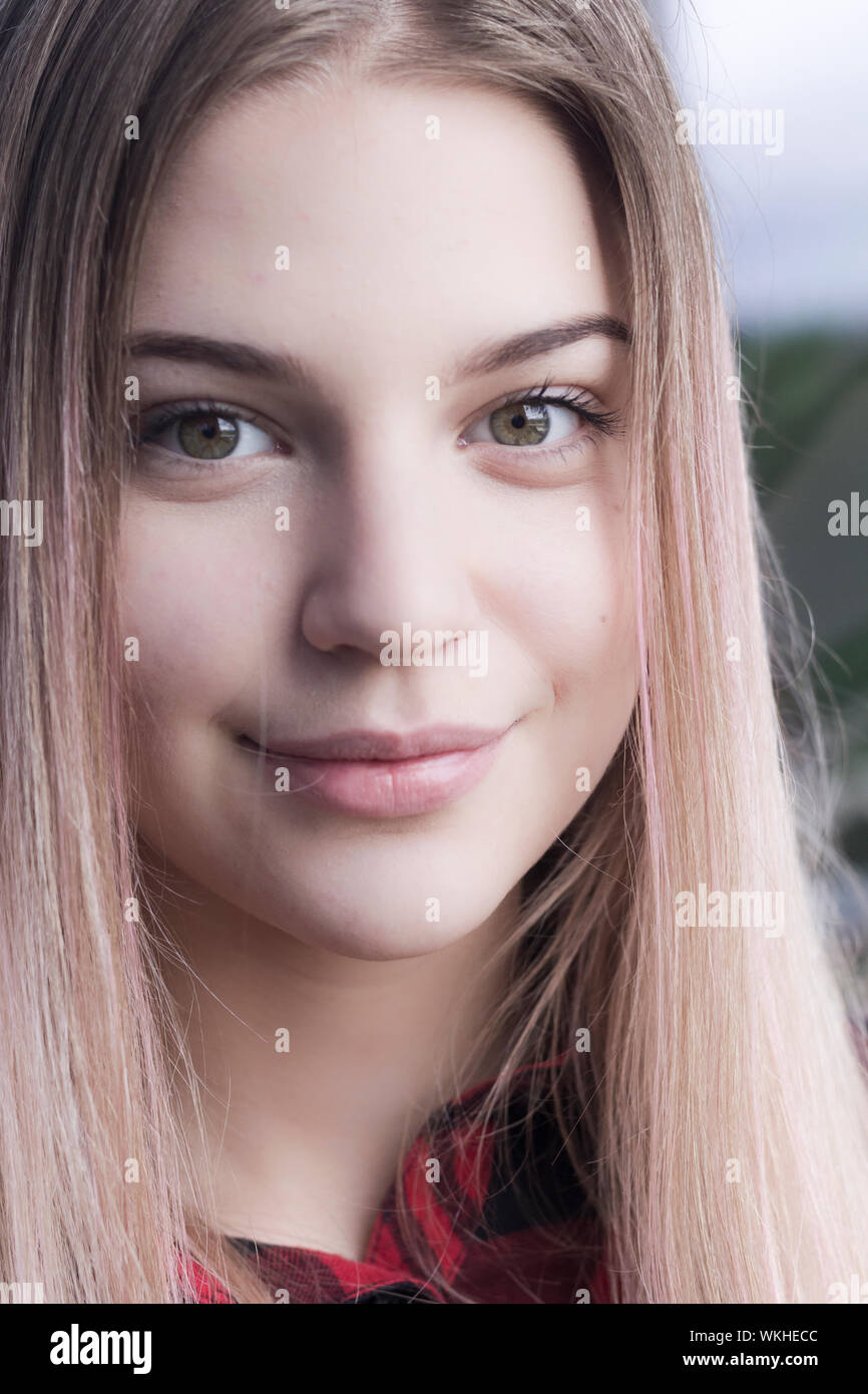 Teenage smiling face hi-res stock photography and images - Alamy
