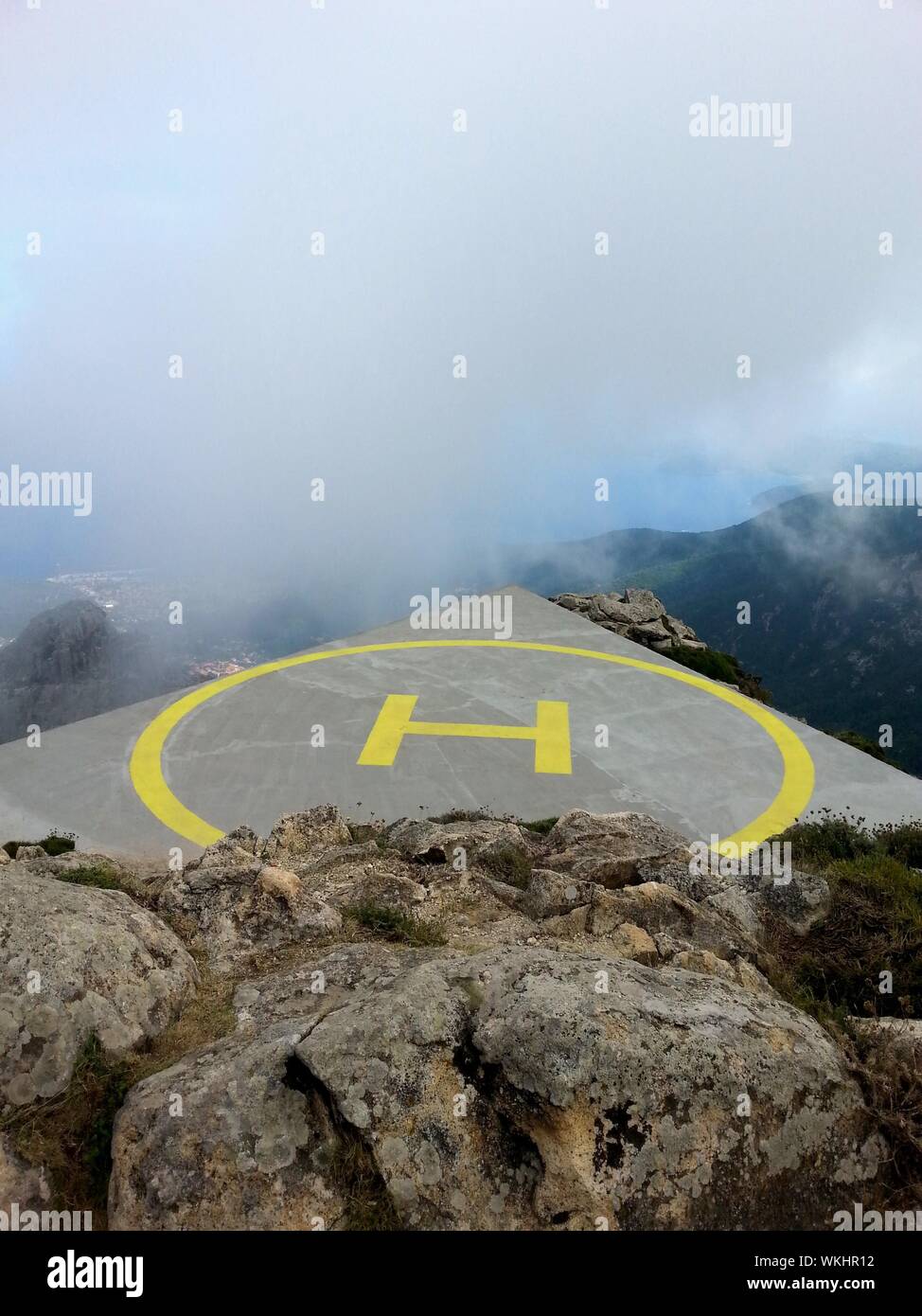 Helipad marking hi-res stock photography and images - Alamy