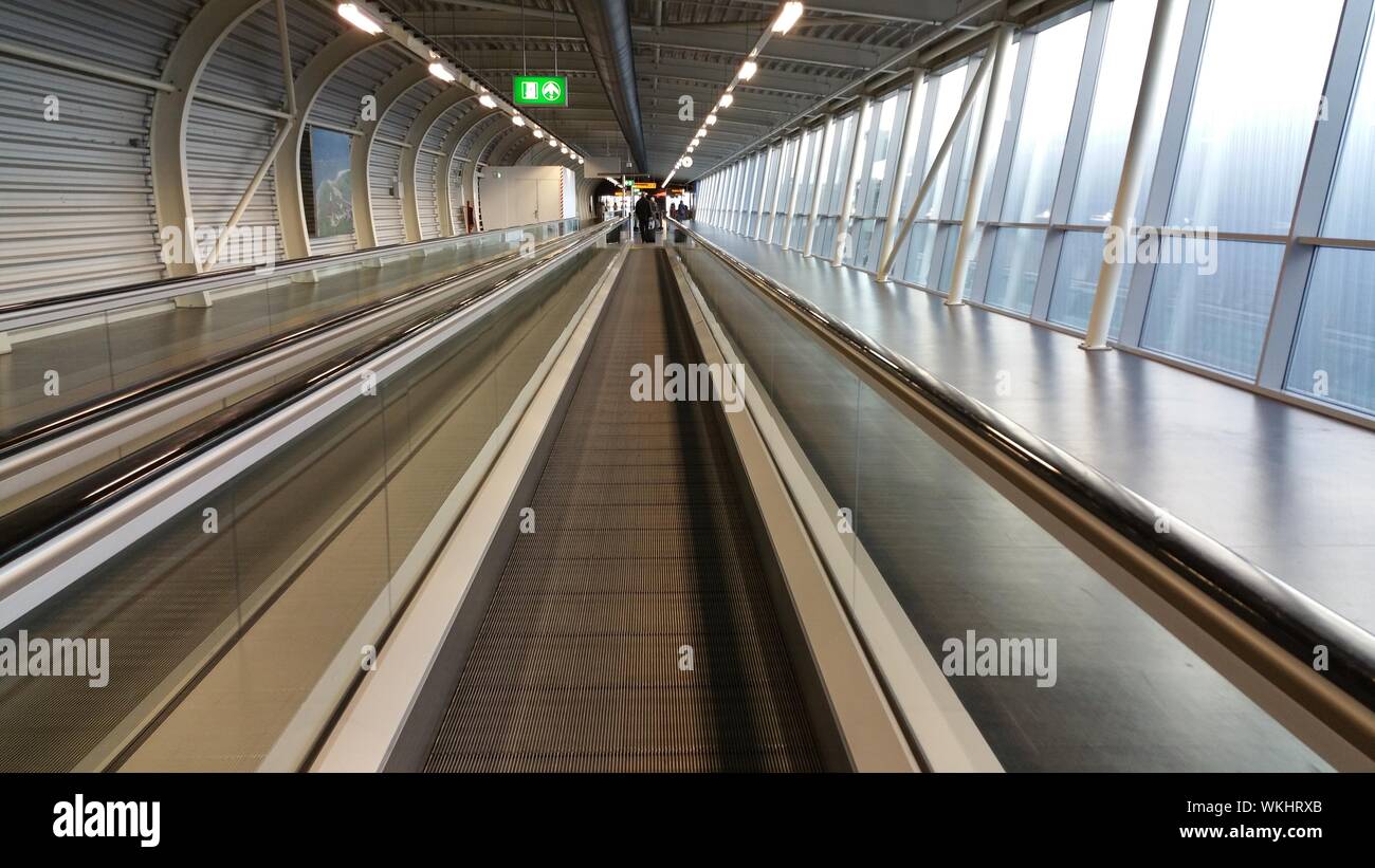 Moving walkway airport hi-res stock photography and images - Alamy