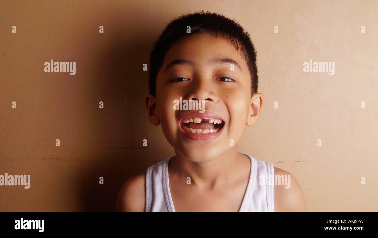 Asian boy headshot 9 hi-res stock photography and images - Alamy