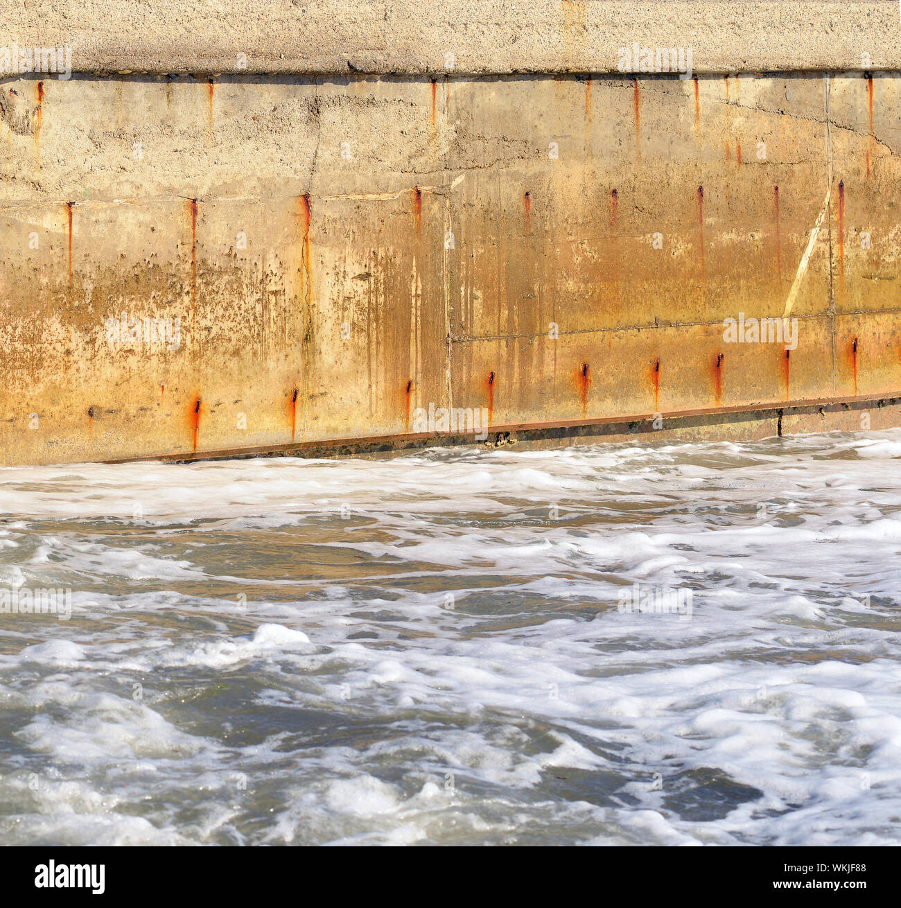 Seawater and the old concrete wall. Water obstacle Stock Photo - Alamy