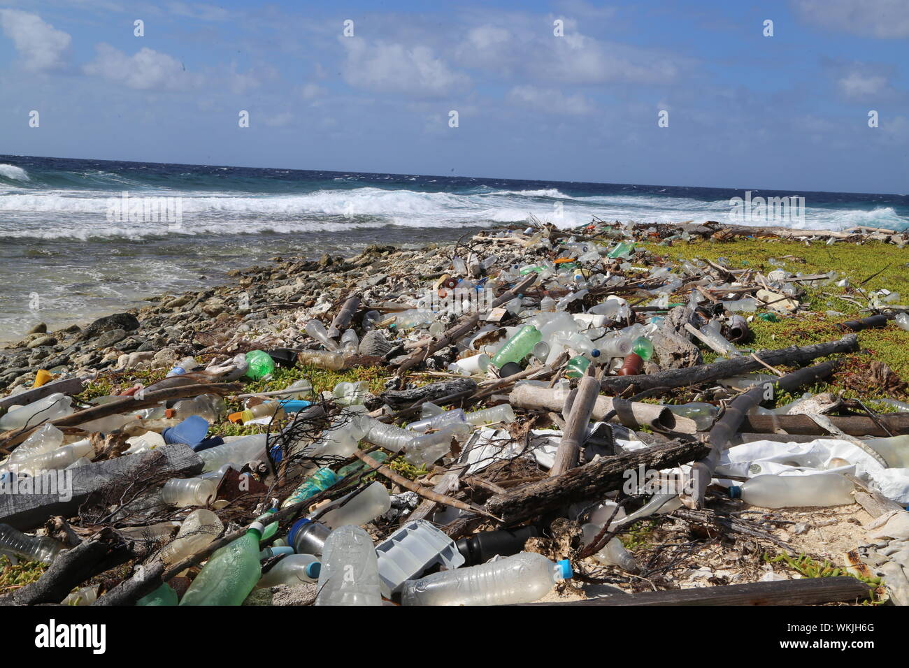 Aerial view rocky beach hi-res stock photography and images - Alamy