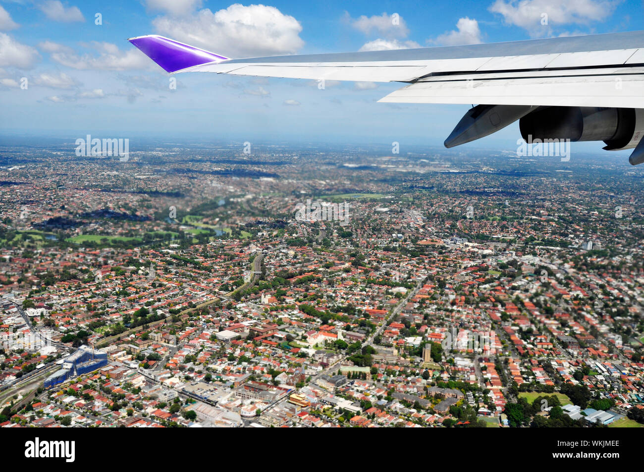 Airplane flying over cities hi-res stock photography and images - Alamy