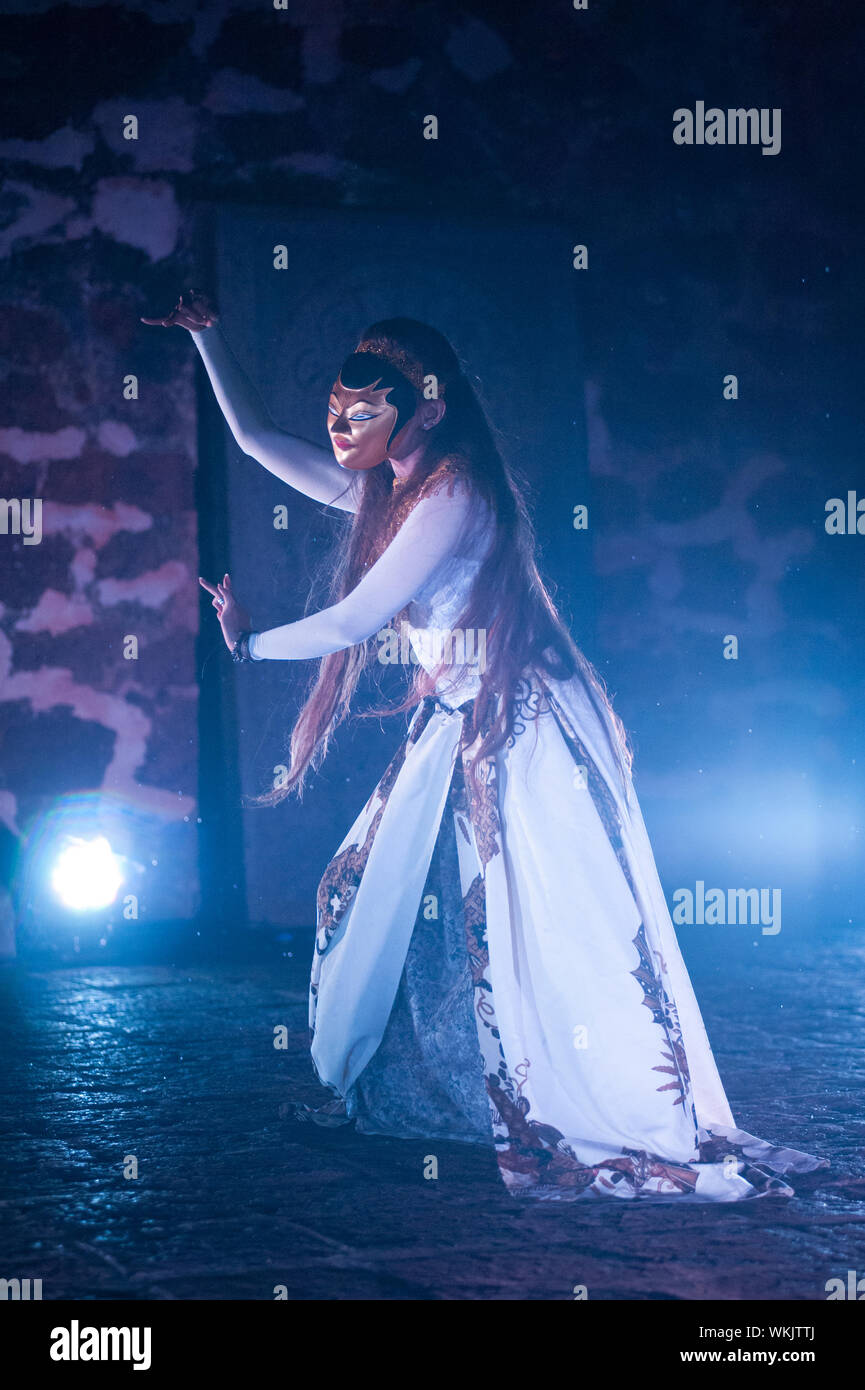 Dancing mask hi-res stock photography and images - Alamy