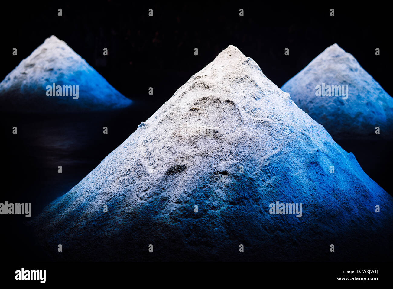 Dark blue powder hi-res stock photography and images - Alamy