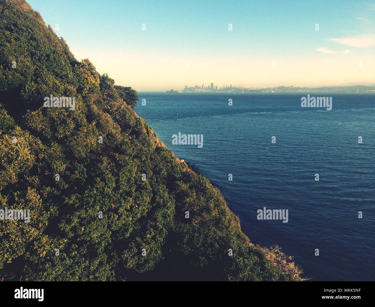 Distant city skyline hi-res stock photography and images - Alamy
