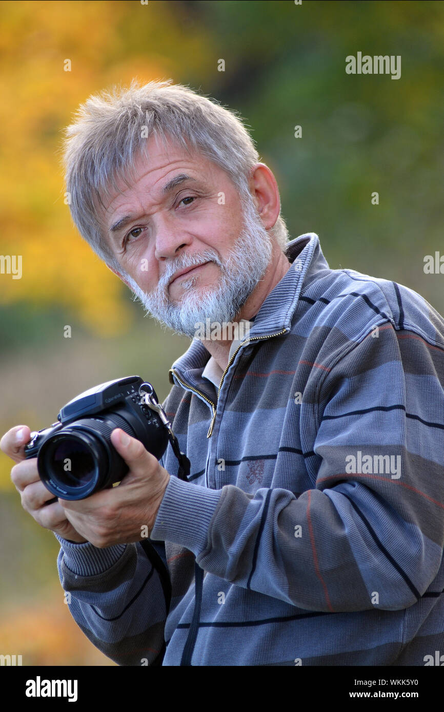 Old man with big camera Stock Photo - Alamy