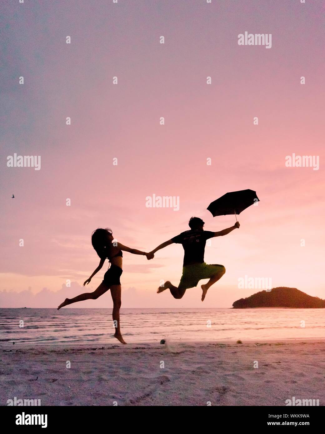Couple jumping water hi-res stock photography and images - Alamy