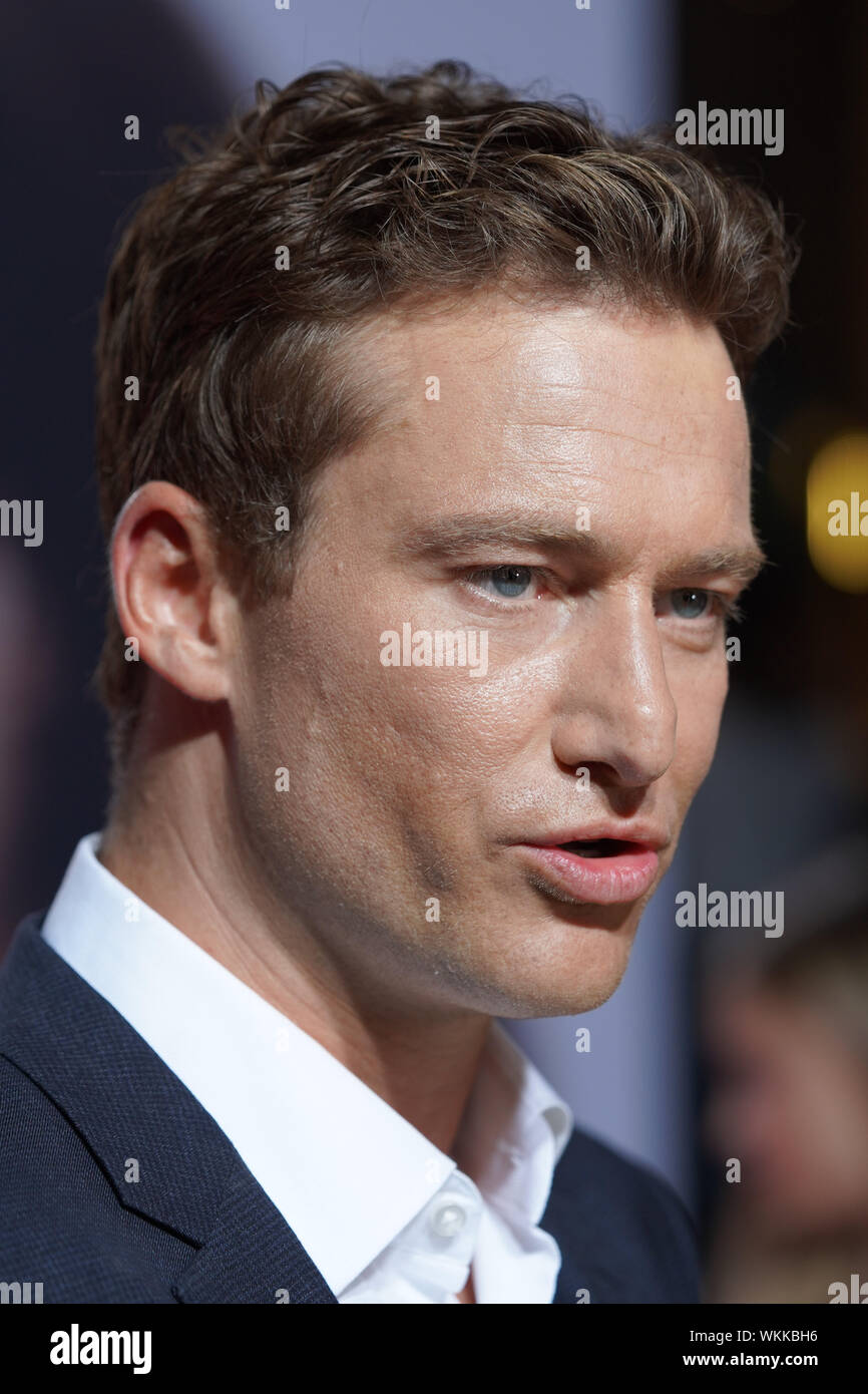 Alexander Fehling im Portrait auf dem roten Teppich bei der ...