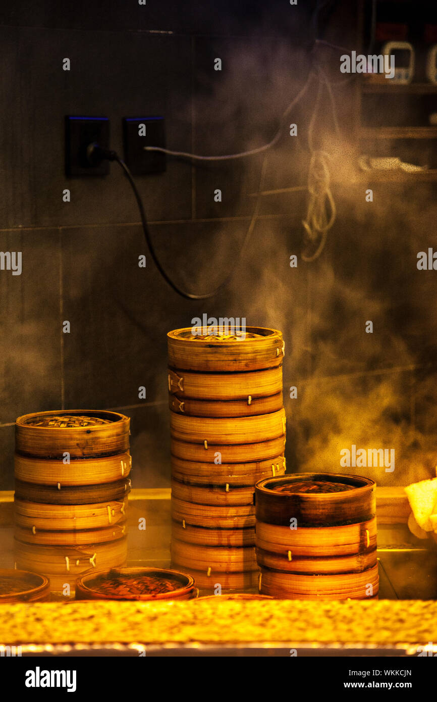 Stack of bamboo steamer hi-res stock photography and images - Alamy