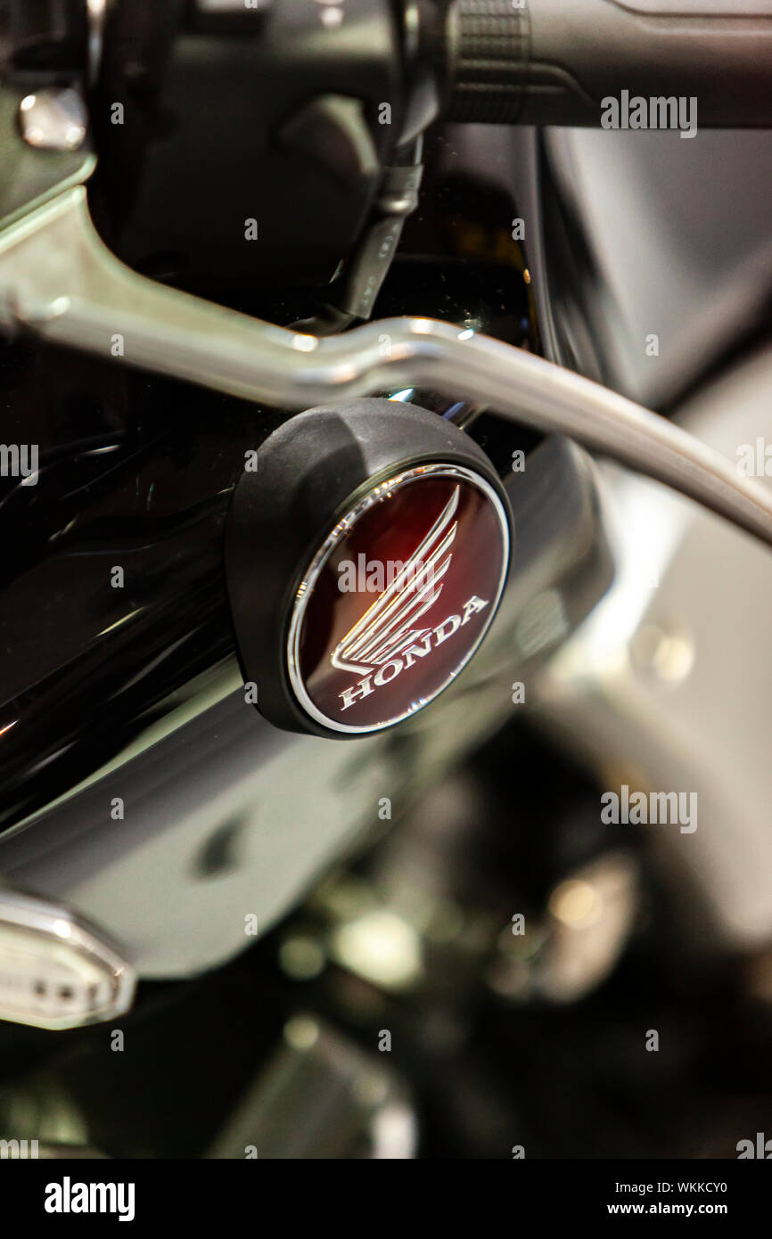 Honda logo sign white hi-res stock photography and images - Alamy