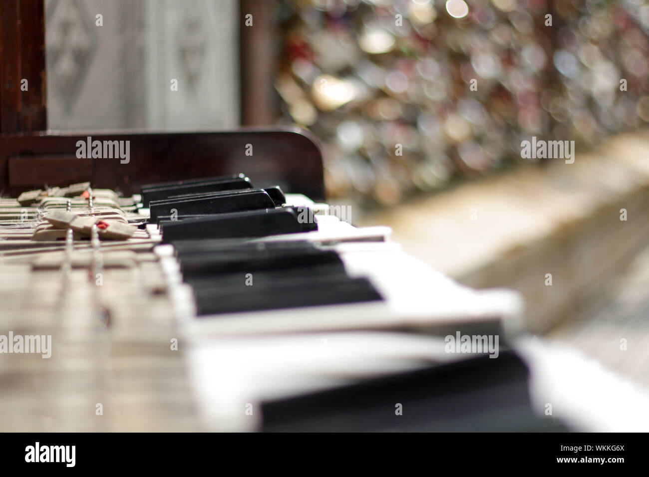 Broken piano keys hi-res stock photography and images - Alamy
