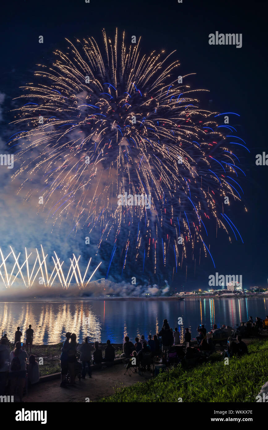 Crowd watching firework display hi-res stock photography and images - Alamy